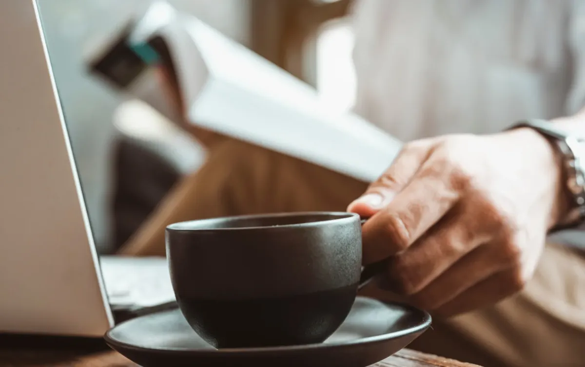 Estudo revela a que horas deve beber café para sentir melhores ...